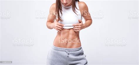 이름 초상화가 없습니다 하얀 벽 배경 위에 서있는 운동복을 입은 젊은 백인 피트니스 여성 피트니스 개념 30 34세에 대한 스톡 사진 및 기타 이미지 Istock