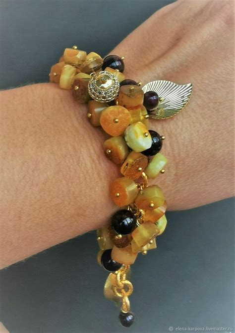 Браслет из янтаря и граната купить украшения в интернет магазине на Ярмарке Мастеров Браслет