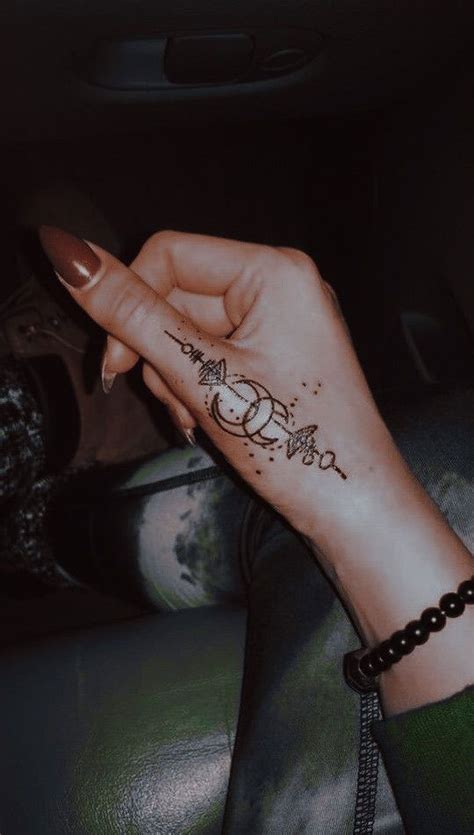 30 Timeless Henna Ideas For Stylish Expressions Sparkles And Butterflies Henna