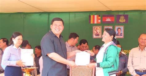 ឯកឧត្តមឧបនាយករដ្ឋមន្ត្រី សាយ សំអាល់ ប្រគល់វិញ្ញាបនបត្រសម្គាល់ម្ចាស់អចលនវត្ថុជូនពលរដ្ឋ