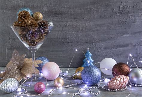 실버 골드 톤의 아름다운 크리스마스 장식 황금 소나무 콘 크리스마스 조명과 콘크리트 배경에 장난감 0명에 대한 스톡 사진 및