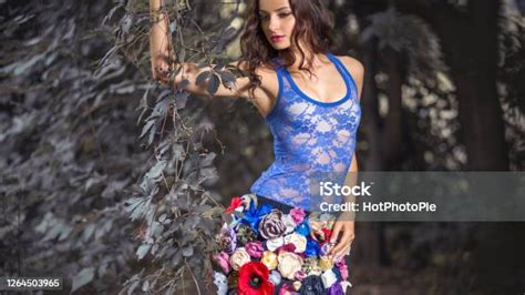 여름 공원에서 향기로운 꽃 드레스에 아름다운 봄 모델 소녀 가을에 대한 스톡 사진 및 기타 이미지 가을 관능 귀여운 Istock