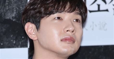 오늘의 사진 노란 리본으로 세월호 추모하는 살인소설 배우들