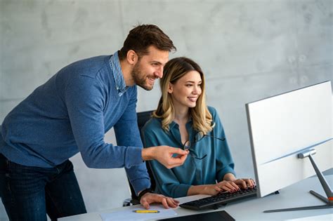 현대적인 사무실에서 프로젝트를 공동으로 진행하는 비즈니스 전문가 아이디어를 공유하는 동료 팀 2명에 대한 스톡 사진 및 기타 이미지 Istock