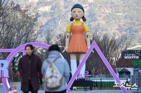 광화문에 나타난 오징어게임 ‘영희