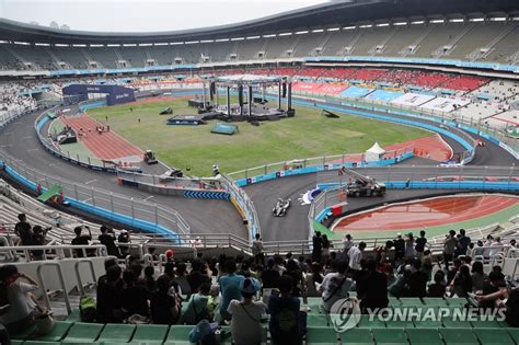 잠실종합운동장서 포뮬러 E 관람하는 관중들 연합뉴스