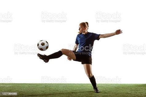 여성 축구 축구 선수 발로 공 흰색 배경에 고립 된 밝은 감정과 행동과 움직임에 훈련 경쟁에 대한 스톡 사진 및 기타 이미지 경쟁 골인 공 스포츠 장비 Istock