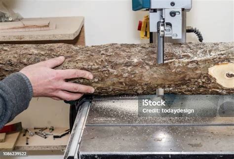 목공 워크숍에서 노동자 밴드 톱을 사용 하 여 보드에 로그를 잘라냅니다 가구 만드는 일 원시 나무 나무 공예입니다 공장에서 작동 합니다 건설 기계류에 대한 스톡 사진 및