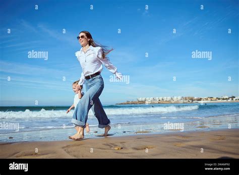 Schöne Frau Glückliche Liebevolle Mutter Hält Die Hand Ihres Süßen