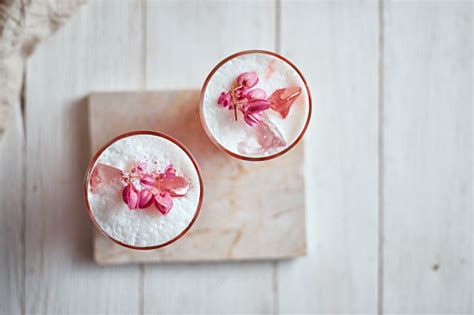 태국 스타일의 아이스 핑크 우유 차가운 달콤한 음료 레드 그레나디엔 설탕 시럽 믹스와 우유 및 아이스 큐브를 유리에 담았습니다 0명에 대한 스톡 사진 및 기타 이미지