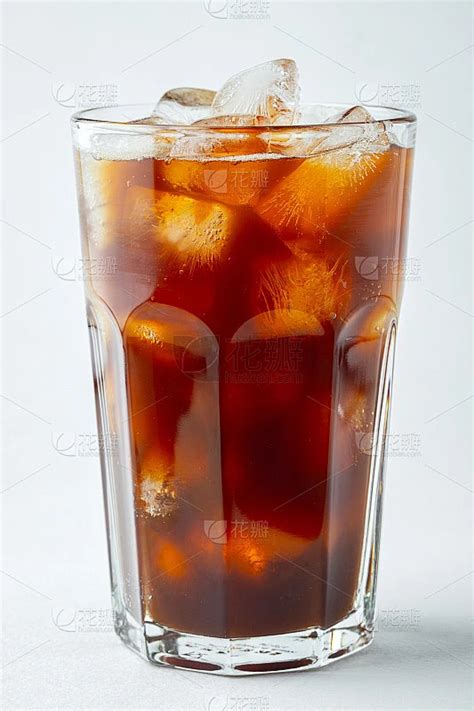在高脚杯中倒入冰咖啡加入奶油和咖啡豆在一个明亮的背景上喝冷饮素材 花瓣网