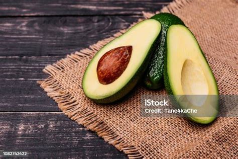 음식 아보카도 건강 한 음식입니다 어두운 배경에 대 한 아보카도를 잘라합니다 0명에 대한 스톡 사진 및 기타 이미지 0명 건강한 생활방식 건강한 식생활 Istock
