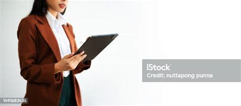 휴대폰 태블릿을 사용하는 여성 사업가 흰색 배경에 근접 촬영은 제품 프레젠테이션 개념에 사용할 수 있습니다 20 24세에 대한
