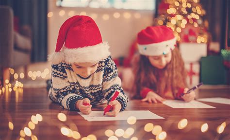 아이들은 실내에서 바닥에 누워 산타 클로스에게 편지를 씁니다 12월에 대한 스톡 사진 및 기타 이미지 12월 2명 가정