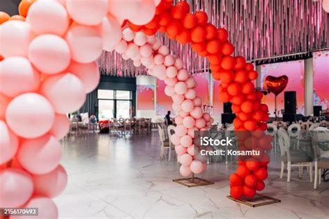 생일 결혼식 파티를 축하하기 위해 아름답게 장식 된 레스토랑 홀 풍선에 대한 스톡 사진 및 기타 이미지 풍선 아치 건축적 특징 결혼식 Istock