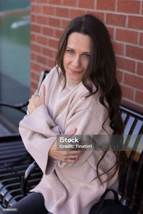 벤치에 앉아 있는 젊은 외로운 여자 30 39세에 대한 스톡 사진 및 기타 이미지 30 39세 가을 거리 Istock