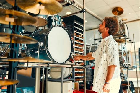 En Una Tienda De Instrumentos Musicales Foto Premium