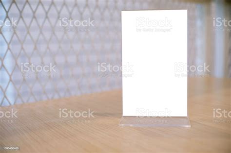 레스토랑 카페 바에서 나무 테이블에 메뉴 프레임 서 마케팅 프로 모션 텍스트를 위한 공간입니다 0명에 대한 스톡 사진 및 기타 이미지 Istock