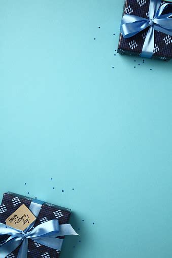 해피 아버지의 날 컨셉 파란색 배경에 파란색 리본과 인사말 태그가 있는 선물 상자 복사 공간이 있는 플랫 레이 구성으로 휴일 인사말이나 프로모션에 이상적입니다 0명에 대한