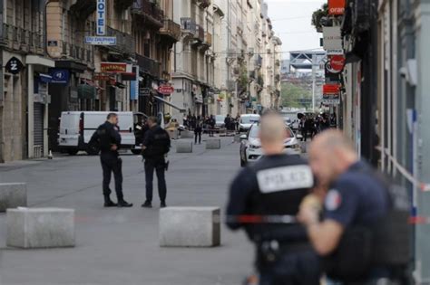 Мъж нападна жена с резачка и простреля двама полицаи в Париж
