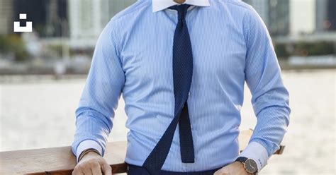 파란색 드레스 셔츠와 검은 드레스 바지에 검은 넥타이를 착용한 남자 사진 Unsplash의 무료 남자 이미지