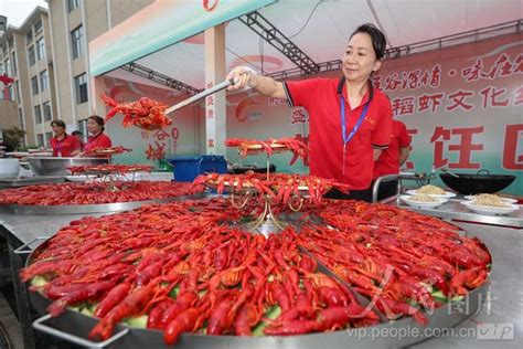 湖北襄阳：稻虾带火乡村旅游 人民图片网