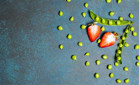 매크로 딸기와 빈티지 에코 배경에 녹색 완두콩 건강 한 먹는 개념 평면 위치 최고 보기 0명에 대한 스톡 사진 및 기타 이미지 Istock