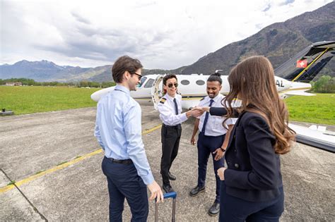 개인 제트기로 여행하는 성공적인 커플 그들은 조종사를 만난다 20 29세에 대한 스톡 사진 및 기타 이미지 20 29세 개인 비행기 걷기 Istock