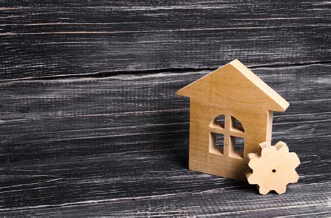 어두운 나무의 배경에 기어와 나무 집 생산을 위한 기업의 개념 타계 수리 및 자동화 미래의 스마트 하우스 산업입니다 개념과 주제에 대한 스톡 사진 및 기타 이미지 Istock