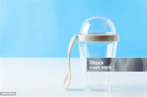 빈 일회용 플라스틱 밀크 컵 뚜껑입니다 투명 컨테이너 감기 뜨거운 음료 신선한 주스 커피 차입니다 흰색 테이블에 파란색 배경 구에 대한 스톡 사진 및 기타 이미지 Istock