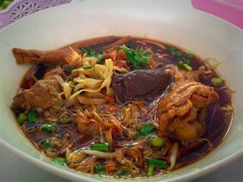 บะหมี่ไก่ • มันไปหน่อยนะครับ ร้าน ก๋วยเตี๋ยวไก่เจ๊แดง เซ็นทรัลลาดพร้าว