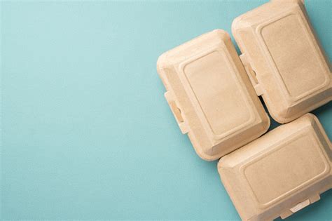 녹색 배경에 크래프트 종이로 만든 환경 친화적 인 일회용 식품 용기를 재활용하십시오 0명에 대한 스톡 사진 및 기타 이미지