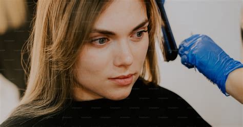 손에 장갑을 낀 여자 사진 Unsplash의 미용사 이미지