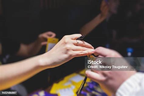 컨퍼런스 컨퍼런스 포럼 이벤트 등록 데스크 테이블 이름 배지 및 입장 팔찌 팔찌를 받는 방문객 및 참석자 및 전자 티켓 등록 과정 Brand Name Smart Phone에