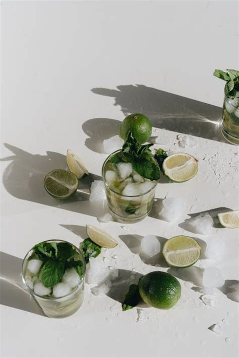 나뭇잎 라임 모히토 민트 상쾌한 술을 마시다 시원한 알코올음료 얼음 얼음에 뒤덮인 유리 음료 음식 재료 재충전 집중 피사계 심도 흐릿한에 관한