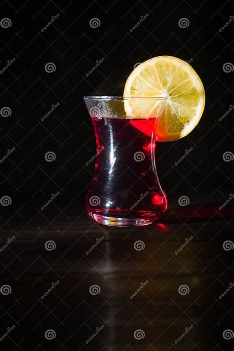 Прозрачная стеклянная чашка с горячим чаем гибискуса Пар от верхней части Черная предпосылка