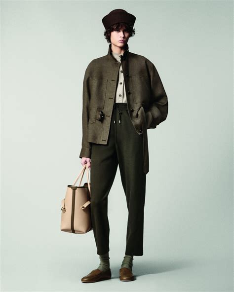 로로피아나 강렬함과 은은함의 조화 기에라 쇼퍼 토트백 선봬