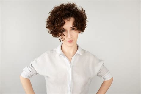 Молодая брюнетка женщина с вьющимися волосами Бесплатно Фото