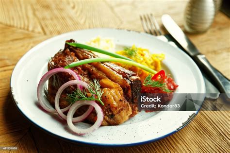 소금에 절인 양배추와 으깬된 감자 몸매 이미지 구이 돼지 갈비 갈비 음식에 대한 스톡 사진 및 기타 이미지 갈비 음식 건강에 좋지 않은 음식 건강한 식생활 Istock