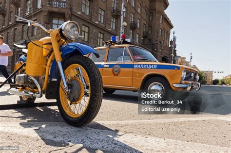 레트로 경찰 차 Vaz 2106 및 경찰 오토바이 우랄 소련 시간 경찰관에 대한 스톡 사진 및 기타 이미지 경찰관 경찰차 고대의 Istock