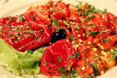 Салата от печени чушки с чесън