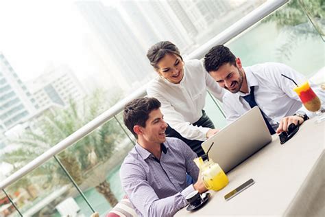 행복 한 비즈니스 노트북 보고과 커피가 게 밖에 서 그들의 휴식에 사람들 남성에 대한 스톡 사진 및 기타 이미지 남성 남자