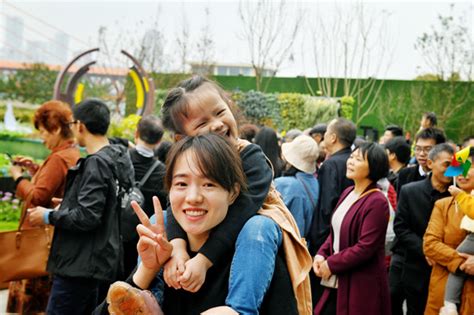 花博会余温未减 市民赏花展笑颜