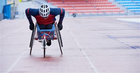 휠체어 경주 헬멧을 쓴 장애인 스포츠맨은 야외 트랙에서 특수 3륜 의자에서 거리를 커버합니다 사진 Unsplash의 휠체어 이미지