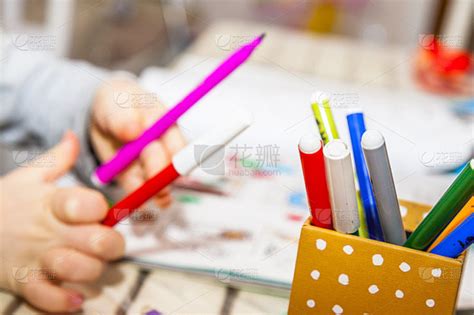 特写女孩用彩色铅笔画画