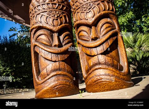 How Are Tiki Sculptures Traditionally Made And Displayed At Martin Loya