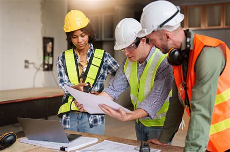 건축 계획을 위한 청사진을 작업하는 건축가 팀 건설 프로젝트를 스케치하는 엔지니어 녹색 에너지 개념 3 명에 대한 스톡 사진 및 기타 이미지 Istock