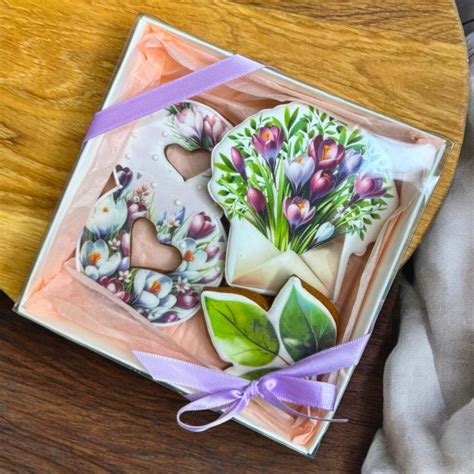 Медові Пряники та Інші Смаколики 🐝 Весняна коробочка Вартість 200 грн Наповнення 3 фігурних