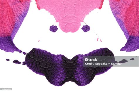 분홍색 보라색 추상 아크릴 페인팅 색상 질감 흰색 종이 배경에 로르샤흐 잉크 블롯 방법을 사용하여 0명에 대한 스톡 사진 및 기타 이미지 Istock