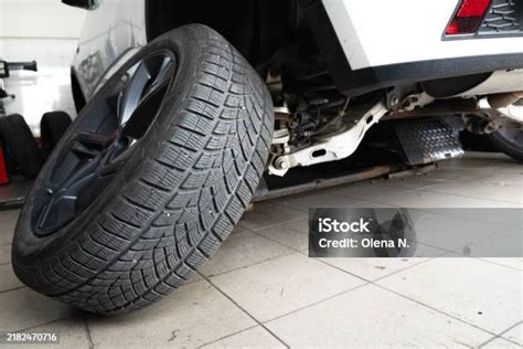 차고에서 타이어 교체 바퀴없는 스포츠카 바퀴가 없는 자동차 브레이크 디스크 근접 촬영 0명에 대한 스톡 사진 및 기타 이미지 0명 강철 검사 보기 Istock